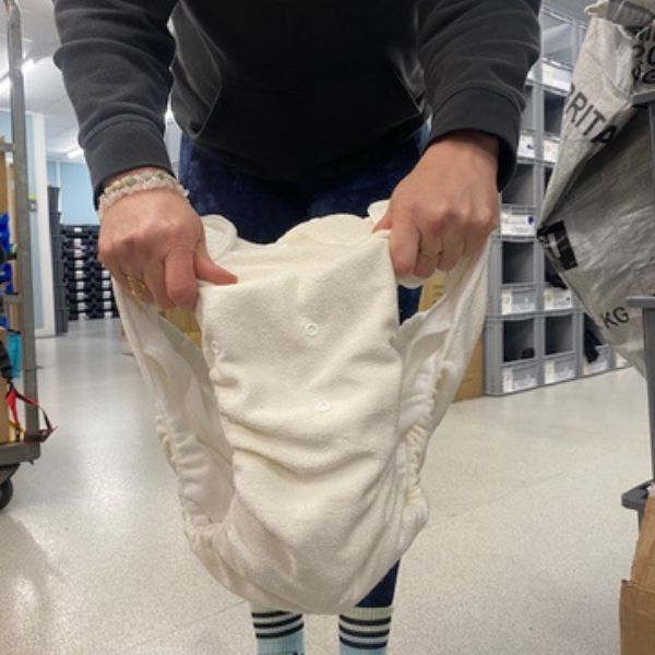 Adult hybrid nappy and fitted nappy fitting guide | The Nappy Gurus